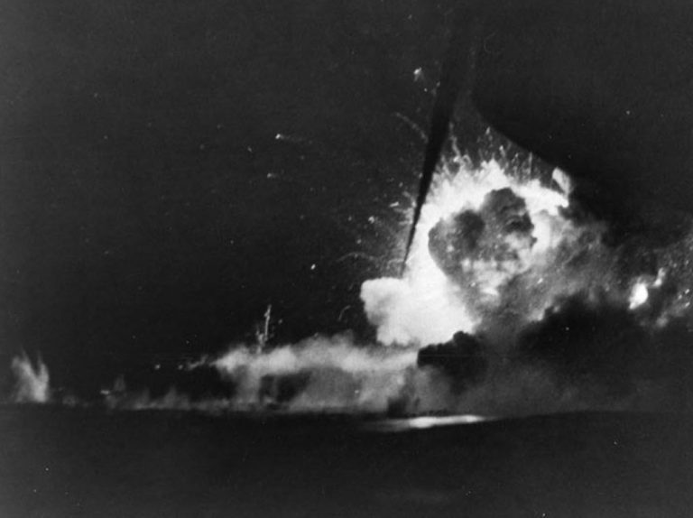 ฝูงบินคามิกาเซะจมเรือบรรทุกเครื่องบินคุ้มกัน USS Bismarck Sea - The ...